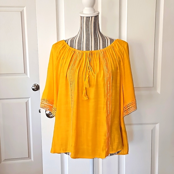 UNIQUE SPECTRUM SMILES | Tops | Unique Spectrum Smiles Women Off ...